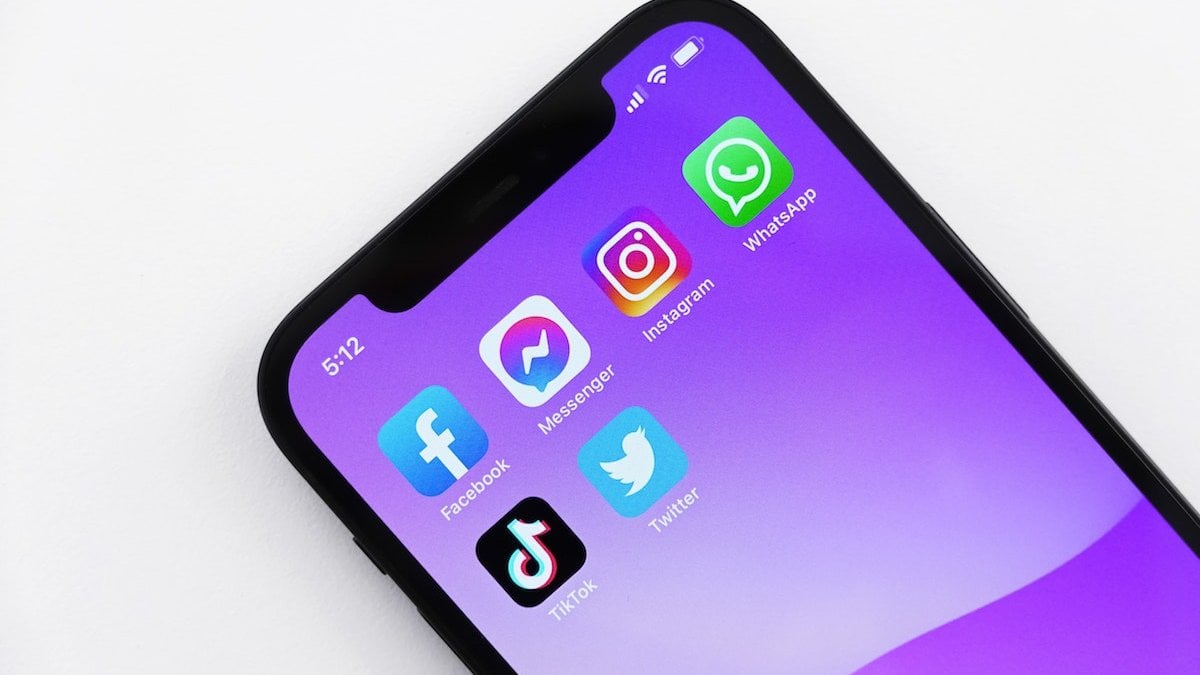 Lavoro in nero e social network, la trappola che inchioda al mantenimento