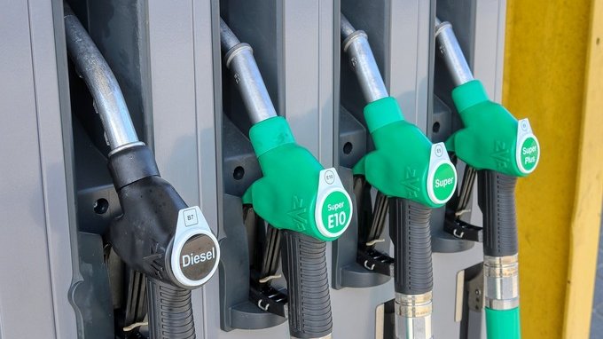 Perché i prezzi di benzina e diesel restano alti nonostante il crollo ...