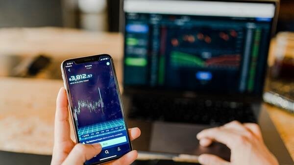 Cosa sono le meme stock, le azioni che fanno impazzire gli investitori?
